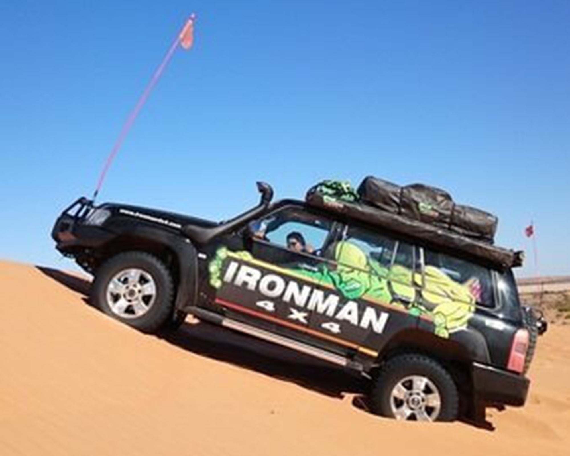 High Mount Hi-Visibility Flag (1.8m, Red Led) – Ironman 4x4 International